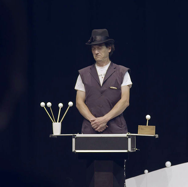 "Pin Pang", espectáculo de circo de Xabi Larrea - Santander Creativa